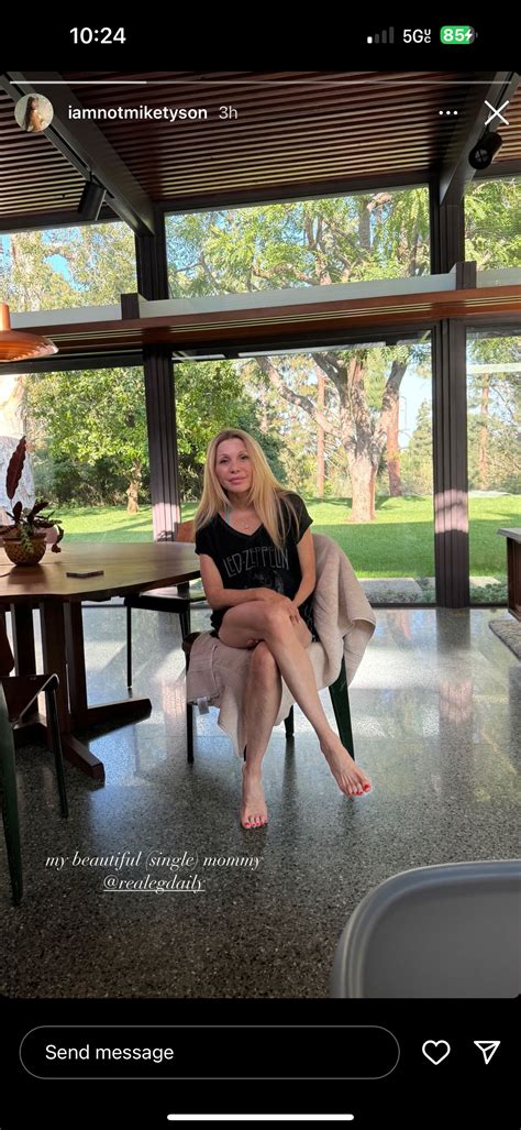 Elizabeth Dailys Feet