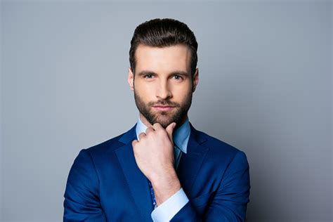 파란 양복과 넥타이 만지고 턱과 생각에 심각한 유행 잘생긴 남자의 초상화 경영자에 대한 스톡 사진 및 기타 이미지 경영자 고용과 노동 근육질 남자 Istock