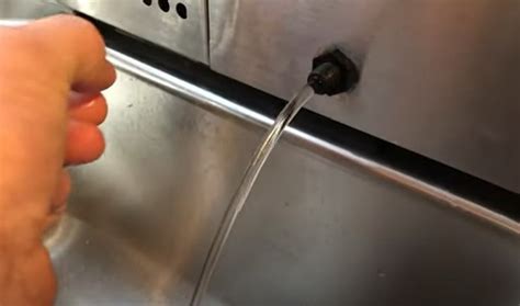 7 Best Practices On How To Clean Countertop Ice Maker Effectively