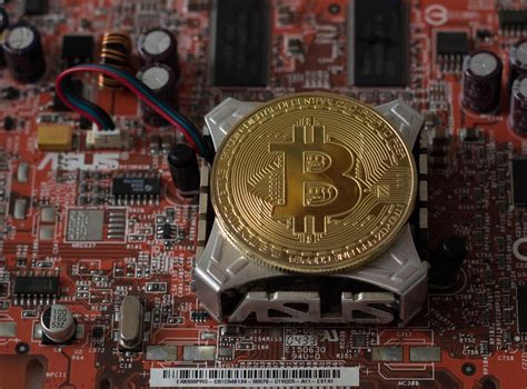 Black credit card and Bitcoin - Creative Commons Bilder