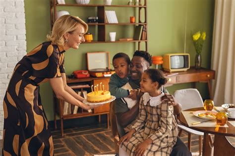 Famiglia moderna vista laterale in stile retrò Foto Gratis