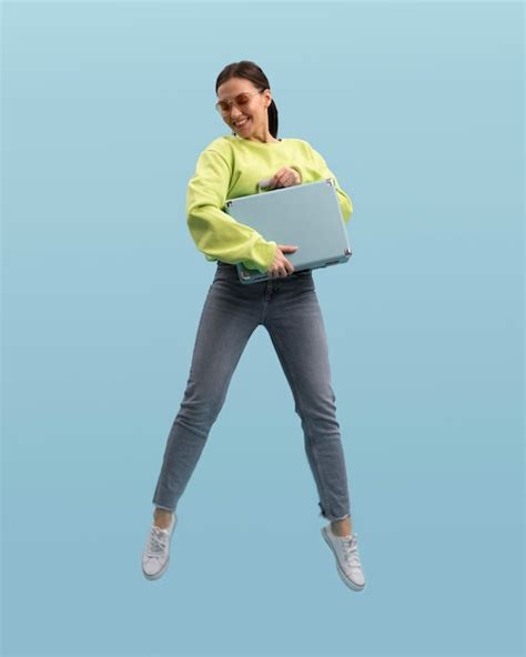 Mujer Joven Saltando Aislado En Azul Foto Gratis