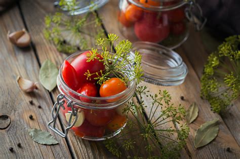 나무 테이블에 신선하고 절인 토마토 조미료 마늘을 보존합니다 건강한 발효 식품 가정용 통조림 채소 건강한 식생활에 대한 스톡 사진 및 기타 이미지 Istock