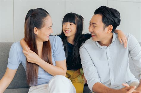 쾌활한 젊은 가족 아버지 어머니와 딸이 집의 거실 소파에 앉아 웃는 포옹 가족의 질 시간 개념 25 29세에 대한 스톡 사진 및 기타 이미지 Istock