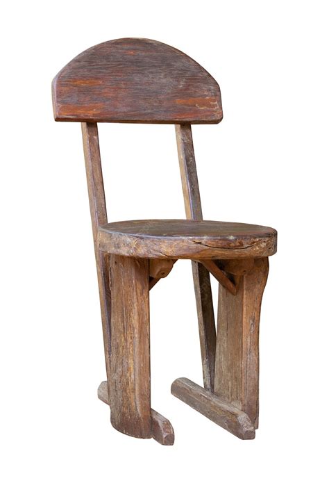 클리핑 패스와 함께 흰색에 고립 된 오래 된 나무의 자 프리미엄 사진