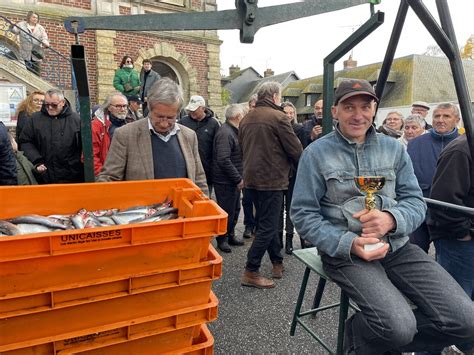 À Lieurey Pascal Pilon Remporte Le Concours Du Plus Gros Mangeur De Harengs