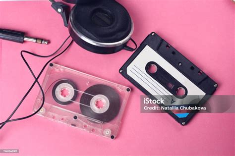 두 오디오 복고풍 빈티지 카세트 테이프 및 헤드폰 80 스타일의 그룹 1980 1989 년에 대한 스톡 사진 및 기타 이미지 1980 1989 년 고풍스런 공란