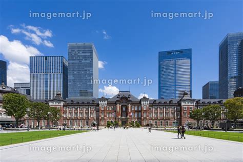 【都市風景】東京駅丸の内駅舎と駅前広場の写真素材 [226983342] イメージマート