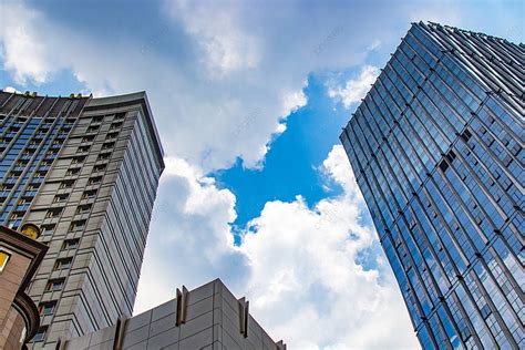 Cielo Azul Y Nubes Blancas Entre Edificios Altos Fondos Cielo Azul Y