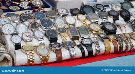 Antiquit Tenmarkt F R Benzin In Der Stadt Kiew Redaktionelles Foto Bild Von Medaillen