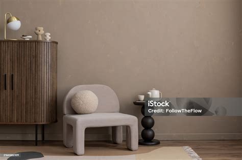 모형 포스터 프레임 복사 공간 회색 안락 의자 말린 꽃병 둥근 베개 및 개인 액세서리가있는 미적 거실 인테리어의 미니멀리스트 구성 가정 장식 템플렛 0명에 대한 스톡 사진