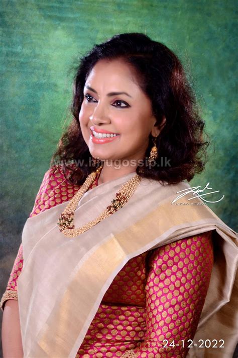 මගේ අම්මා දිල්හානිට බෙහෙවින් ආදරය කළා අම්මා එයාට රන් මාලපටක් සහ