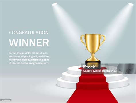 트로피 컵과 우승자에 대한 스포트라이트라운드 포디엄 금 트로피 조명 축하를위한 레드 카펫과 현실적인 받침대 파란색 배경에 현장에서 우승자 경쟁 벡터 메달 수상대에 대한 스톡