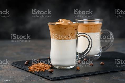 달고나 거품 커피 트렌드 한국 음료 라떼 에스프레소와 검은 배경에 커피 거품두 유리 컵 0명에 대한 스톡 사진 및 기타 이미지