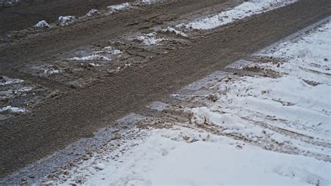 겨울날 얼음 눈과 진흙 얼어붙은 슬러시로 뒤덮인 도시 아스팔트 거리 0명에 대한 스톡 사진 및 기타 이미지 0명 거리