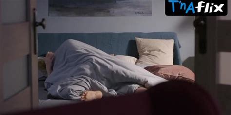 Julia Chatys Breasts Scene In Na Wspolnej