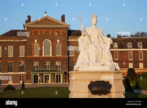 England London Kensington Queen Victoria Statue And Kensington Palace Stock Photo Alamy