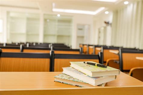 毕业季校园大学教室自习室校园场景摄影图