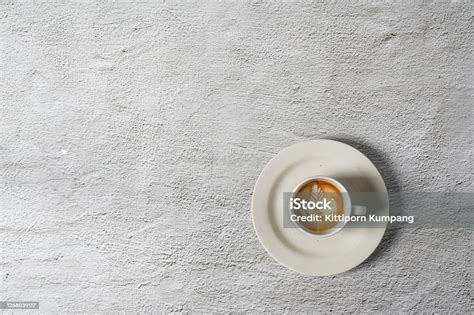 구운 콩 근처의 컵에 맛있는 커피의 최고 전망은 흰색 배경에 확산 텍스트의 카피스페이스가 있는 뷰를 맨 위로 볼 수 있습니다 0명에 대한 스톡 사진 및 기타 이미지 Istock