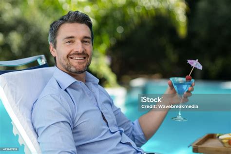 태양이 안락에서 이완 하는 동안 마티니 유리를 들고 스마트 남자 남자에 대한 스톡 사진 및 기타 이미지 남자 수영장 스포츠 경기장 마시기 Istock