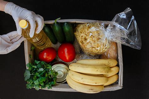 오일 병을 들고 고무 장갑에 손을 음식이 있는 기부 상자 과일 야채 통조림 식품 상자에 파스타 상자에 대한 스톡 사진 및 기타 이미지 Istock