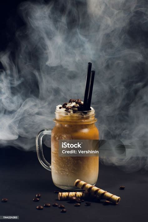 키가 큰 유리에 시럽 휘 핑 크림이 있는 아이스 카라멜 라 떼 커피 연기 열 개념에 대한 스톡 사진 및 기타 이미지 열 개념 초콜릿 0명 Istock