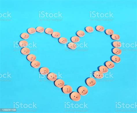 파란색 배경에 버튼 하트 비문에 대한 프레임입니다 텍스트공간을 복사합니다 0명에 대한 스톡 사진 및 기타 이미지 0명 Hobbyhorsing 개인 장식품 Istock