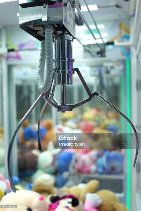 쇼핑몰에서 게임 아케이드의 인형 발톱 기계의 클로즈업 인형 뽑기 게임에 대한 스톡 사진 및 기타 이미지 인형 뽑기 게임 물건을 잡는 기계 장치 오락실 Istock