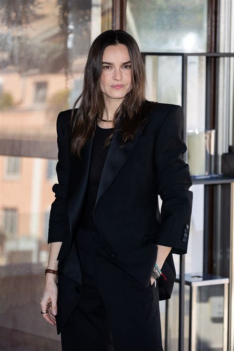 Kasia Smutniak Look Lattrice In Stile Maschile Dimostra Che Lo