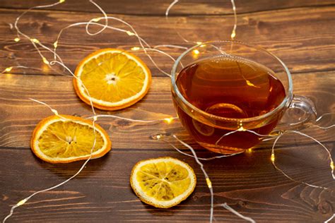 말린 오렌지 조각과 화환이 있는 갈색 나무 테이블에 차 한 잔 0명에 대한 스톡 사진 및 기타 이미지 0명 감귤류 과일 과일 Istock