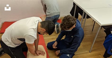 흰색 티셔츠와 파란색 바지를 입은 남자가 바닥에 앉아 있다 사진 Unsplash의 무료 구급 이미지