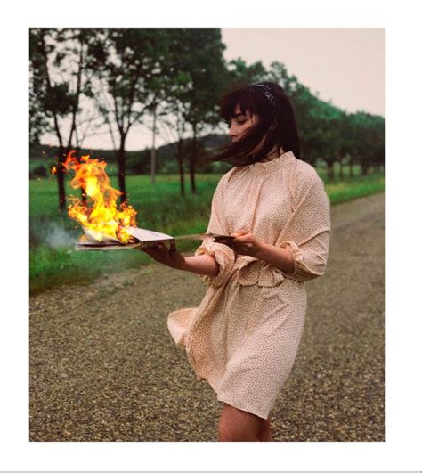 Фото девушки на дороге горящая книга Фотосъемка