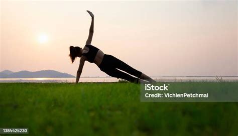 요가 실루엣 놀라운 일몰 시 바다에 명상 여자입니다 피트 니스와 건강 한 라이프 스타일 2022년에 대한 스톡 사진 및 기타