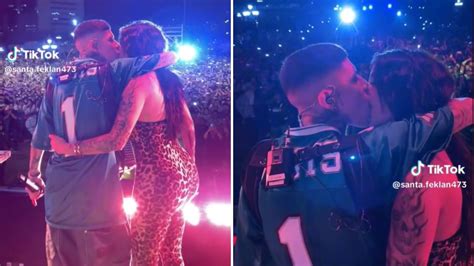 Así Fue El Beso De Santa Fe Klan Con Karely Ruiz Durante Un Concierto Infobae