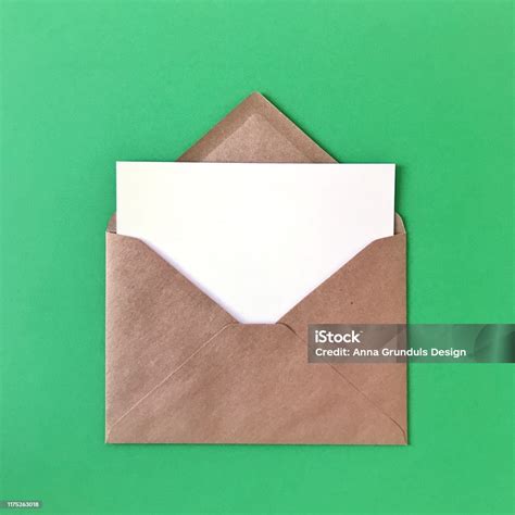 녹색 배경에 갈색 공예 종이 봉투에 녹색 엽서 인사말 카드 엽서 인쇄물 문구류 초대장 편지 종이에 대한 평면 누워 모의 0명에 대한 스톡 사진 및 기타 이미지 Istock