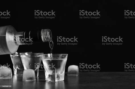 유리잔에 담긴 보드카를 쏟아붓고 회색 테이블에 얼음 조각을 붓는다 텍스트를 위한 공간 0명에 대한 스톡 사진 및 기타 이미지 0명 각얼음 건강관리와 의술 Istock