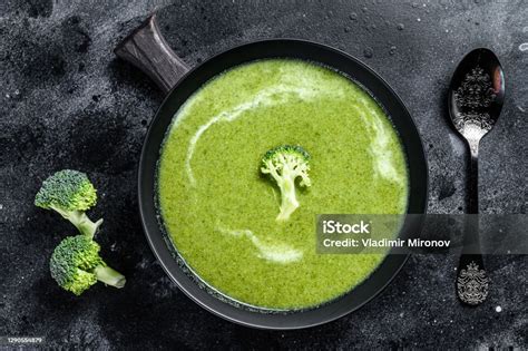 신선한 크림 브로콜리와 완두콩 수프 접시 검은 색 배경 위쪽 보기 거품 내기에 대한 스톡 사진 및 기타 이미지 거품 내기 건강한 식생활 그릇 Istock