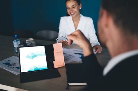 성공적인 남성 상사가 책상에 앉아 비즈니스 파트너와의 온라인 메시징을 위해 스마트폰 장치를 사용하여 흐릿한 행복한 여성 동료와 의사 소통하는 뒷모습 인포그래픽이 있는 터치