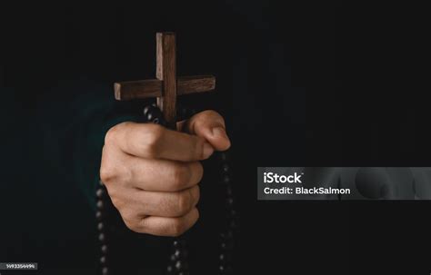 영성 종교 및 희망 개념 어두운 방에서 기도하는 스트레스를 받는 사람 마음과 정신 건강을 실천하는 방법 인간을 위한 간구 믿음 믿음 어두운 톤 Mental Wellbeing