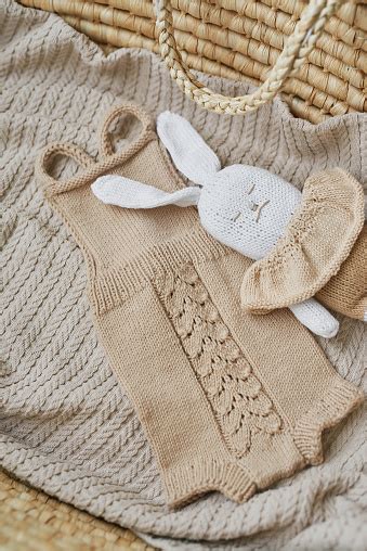 뜨개질을위한 니트 된 어린이 옷과 액세서리 바느질과 뜨개질 취미와 창의력 어린이를위한 니트 손으로 만든 0명에 대한 스톡 사진 및 기타 이미지 Istock