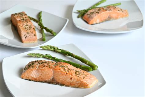 흰색 표면에 아스파라거스가 있는 구운 연어 필레로 흰색 접시를 닫고 복사 공간을 확보합니다 아스파라거스 고사리에 대한 스톡 사진 및 기타 이미지 Istock