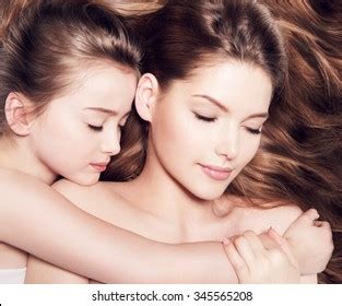 2 735 Mother Daughter Naked Bilder Stockfotos 3d Objekte Und