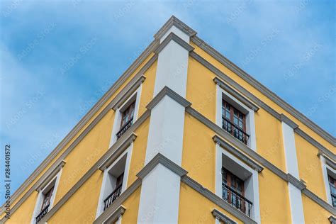 Foto De Stock Fachadas Coloridas Geometricas Con Ventanas Y Puertas
