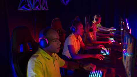 비디오 게임 Esport 챔피언십에서 경쟁하는 아프리카 민족 선수들과 함께 다양한 노란색 프로 게이머 팀 채팅 18 19세에 대한 스톡 사진 및 기타 이미지 Istock