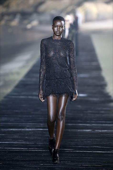 La Provocaci N De Saint Laurent Present Su Colecci N Masculina Genderless En Una Playa De