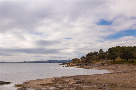 전경의 배경과 해안에 숲이있는 흐린 날에 호수 풍경 부드러운 빛 선택적 초점 0명에 대한 스톡 사진 및 기타 이미지 0명 경관 관광 Istock