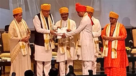 MCU Convocation Ceremony एमसय क दकष समरह म बल उपरषटरपत नषपकष रहकर शसन क