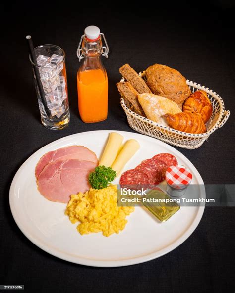 스크램블 에그 햄 조각 살라미 소시지 치즈 스틱 작은 잼 병이 포함된 접시에 펼쳐진 아침 식사 0명에 대한 스톡 사진 및 기타