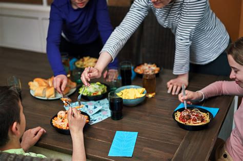 페스토 카바타피 볼 스파게티 및 미트볼 볼 파스타 프레스카 볼 새우 덮밥을 곁들인 파스타 프레스카 그릴드 치킨 시저 샐러드 볼과