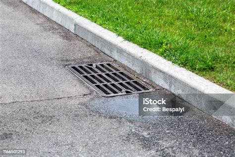 비 후 웅덩이와 아스팔트 도로에 배수 시스템의 맨홀 그릴 0명에 대한 스톡 사진 및 기타 이미지 0명 거리 고속도로 Istock
